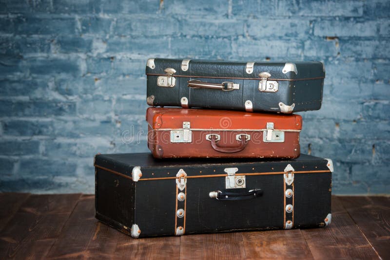 Alte Koffer Nahe Der Backsteinmauer, Abschluss Oben Stockfoto - Bild ...