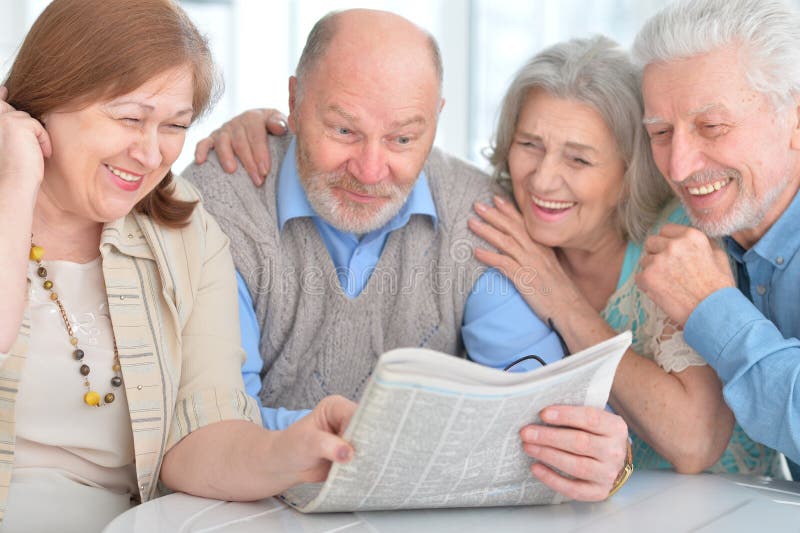 Alte Leute Lasen Die Zeitung am Tisch Stockbild - Bild von porträt ...