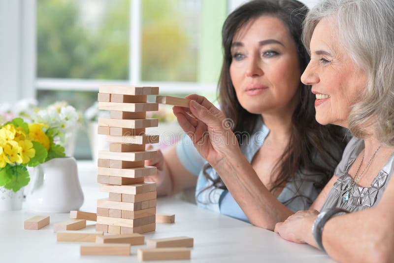 Alte Leute Spielen Ein Brettspiel Stockfoto - Bild von rentenbezug ...