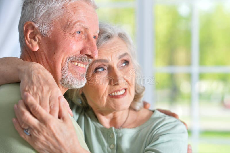Glückliche ältere Paare, Die am Park Geht Mit Fahrrad Und Zusammen ...