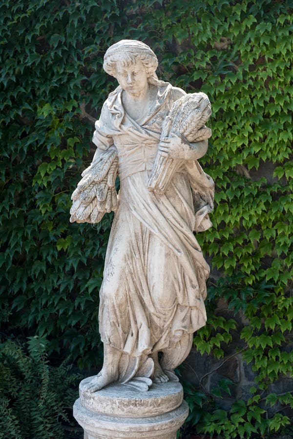 Alte Marmorstatue, Mann Mit Garben Weizen Im Park Stockfoto - Bild von ...