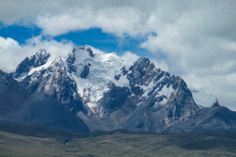 Montagne Della Neve Delle Ande, Huascaran Immagine Stock - Immagine di ...