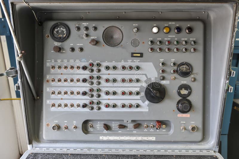 Altes Nike-Raketenkontrollpanel Mit Anzeigen Und Lichtern Stockfoto ...