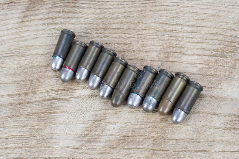 Alte Patronen 7 65 Millimeter-Kaliber Stockfoto - Bild von vertikal ...