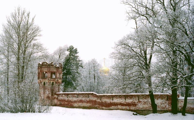 Alte Rote Backsteinmauern Und Eine Kirche Stockbild - Bild von ...