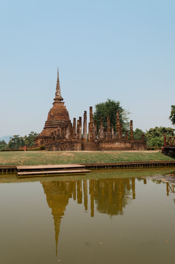 Alte Ruine Und Pagode Im Sukhothai Stockfoto - Bild von reise, himmel ...