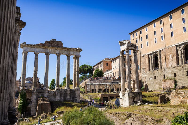 Alte Ruinen Des Römischen Forums In Rom, Lazio, Italien Stockbild ...