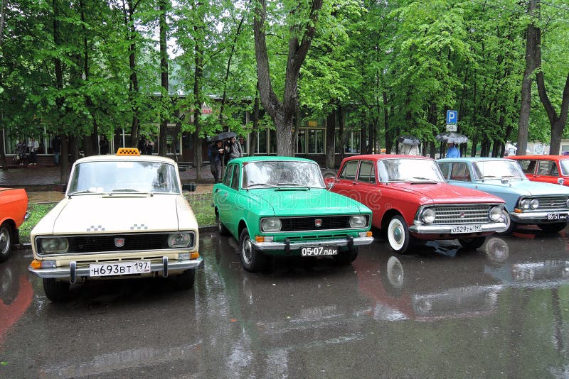 Alte Russische Autos Von Verschiedenen Farben Redaktionelles Stockfoto ...