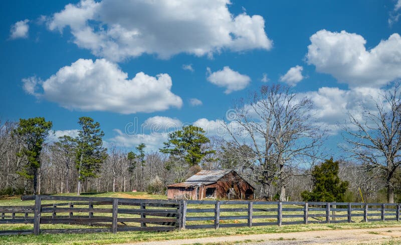 Alte Scheune hinter Zaun stockbild. Bild von rostig - 214950945