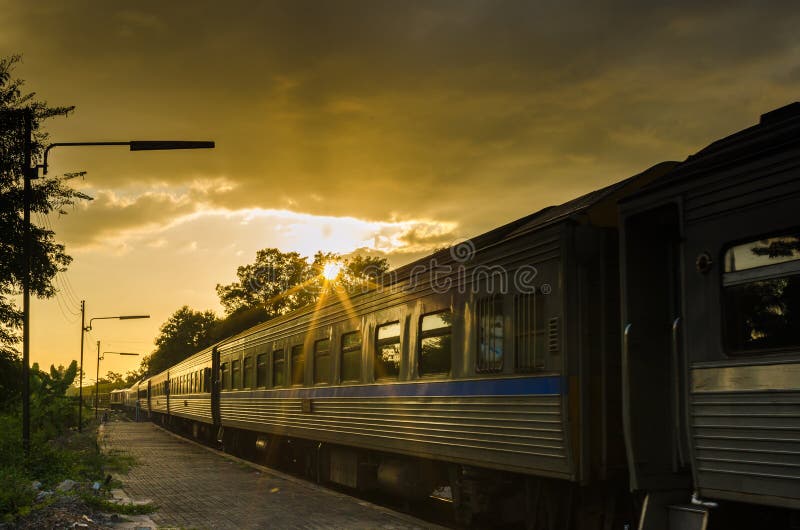 Alter Passagierzug stockfoto. Bild von bewegung, lokomotive - 100073378