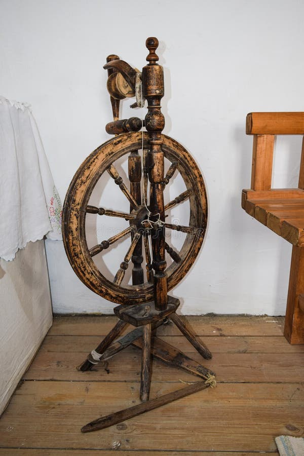 Altes Spindelspinnrad Im Yard Eines Landhauses Das Konzept Der ...