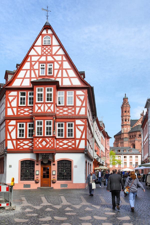 Dom Mainz in Der Alten Stadt Redaktionelles Stockfotografie - Bild von ...