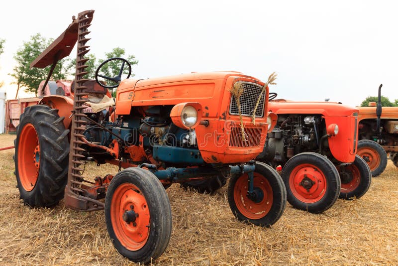 Alte Traktoren in Der Perspektive Stockbild - Bild von grün ...