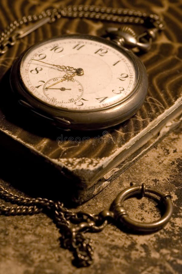 Alte Uhr stockfoto. Bild von sepia, tasche, zeit, antike - 596066