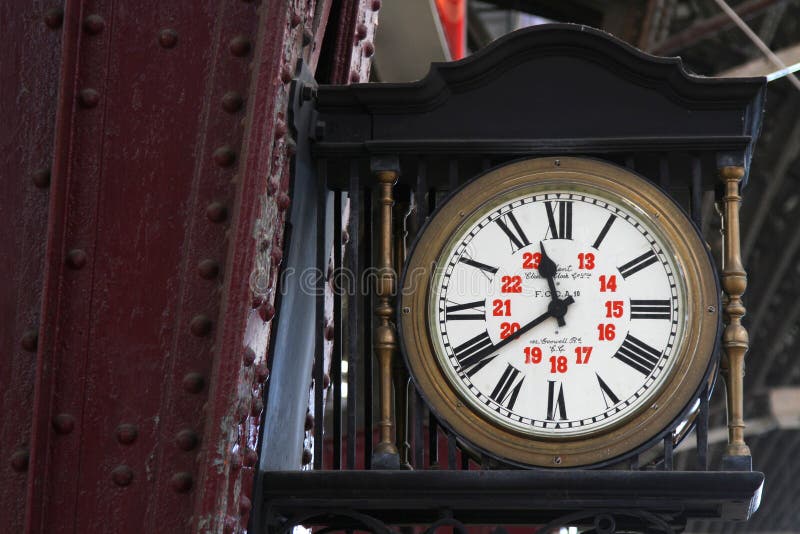 Alte Uhr in Bahnhof Buenos Aires Redaktionelles Foto - Bild von serie ...