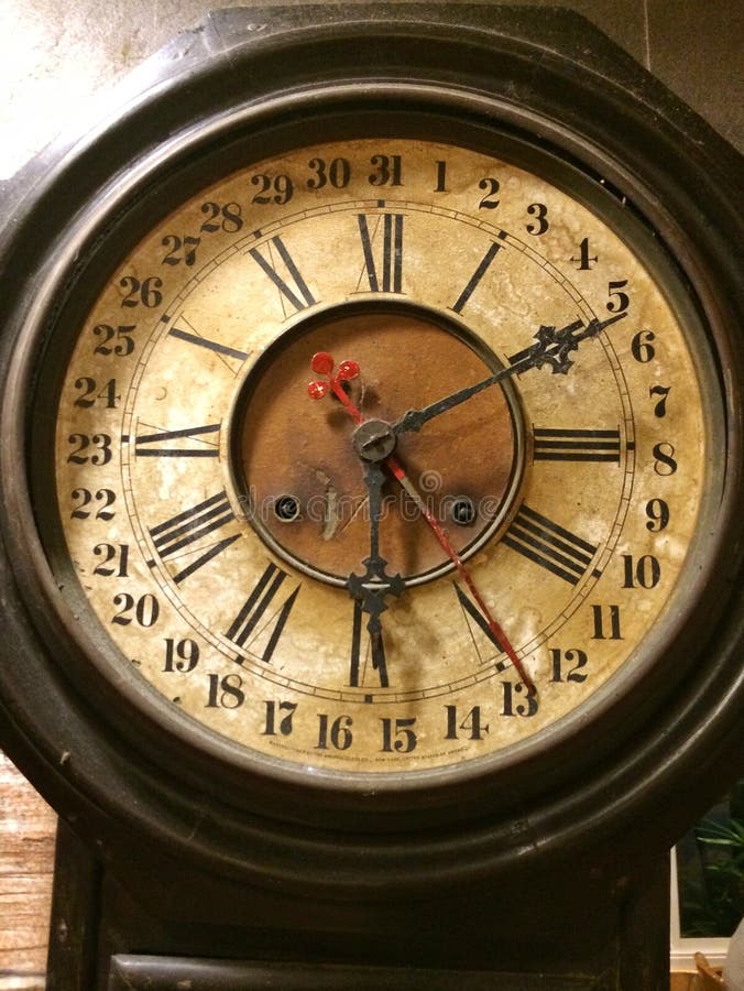 Alte Uhren Auf Der Backsteinmauer Redaktionelles Stockbild - Bild von ...