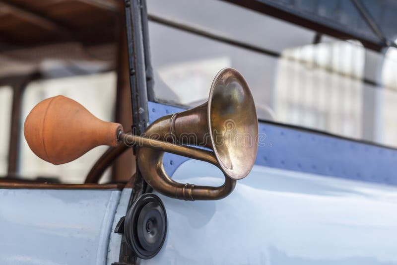 Alte Autohupe stockbild. Bild von glänzend, ausrüstung - 10823165