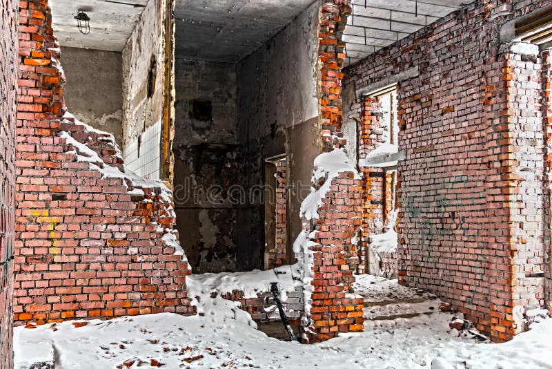 Alte Und Defekte Eisige Backsteinmauern Im Schnee Und Im Eis Stockfoto ...