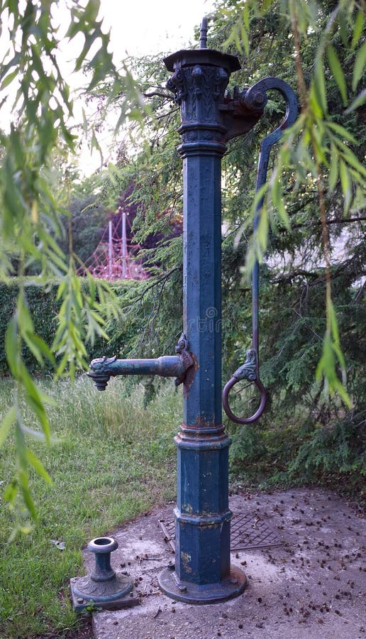 Alte Wasser-Pumpe stockbild. Bild von weinlese, park - 119265901