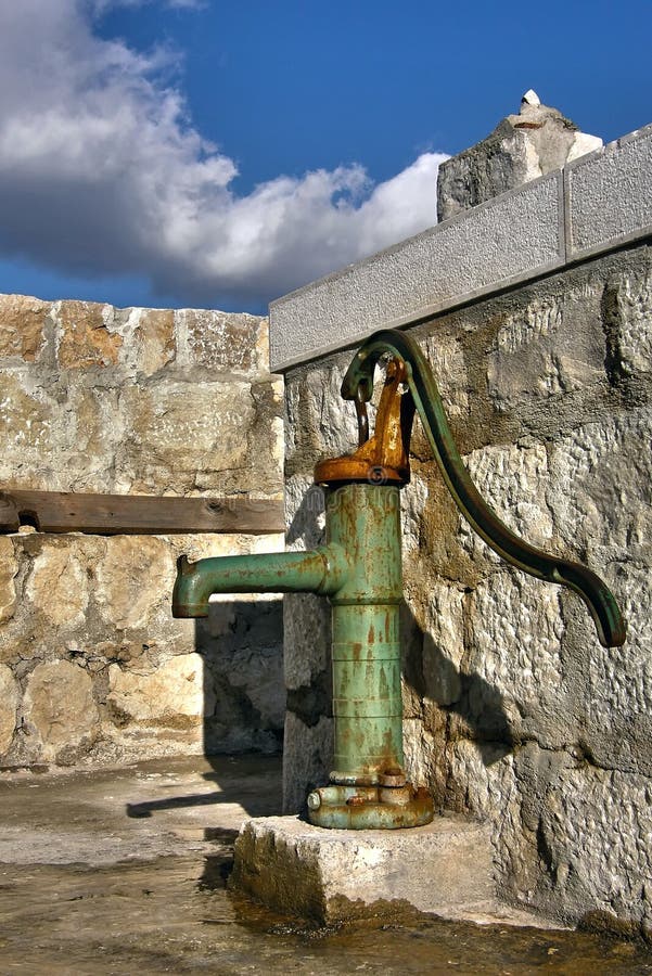 Alte Wasser-Pumpe stockbild. Bild von pumpe, insel, tülle - 3363141
