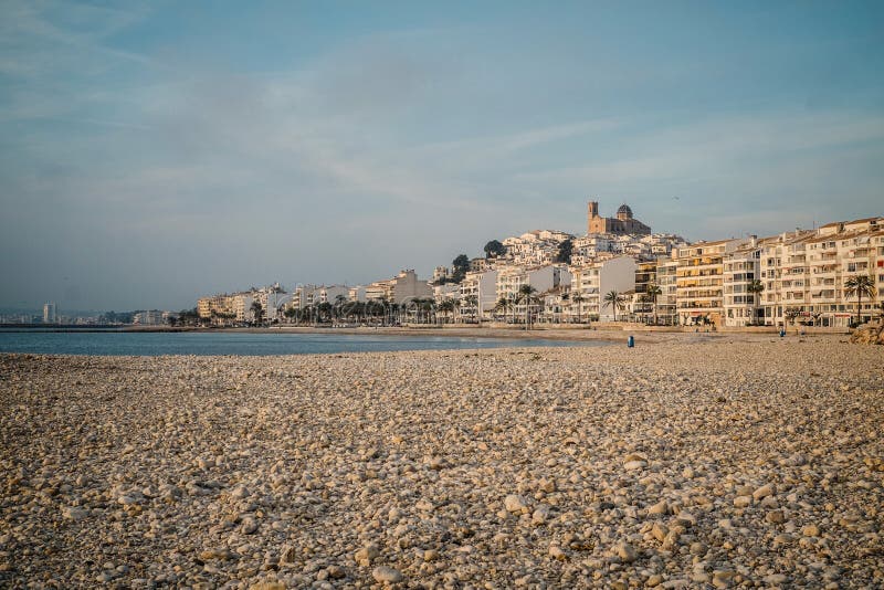 Altea strand en stad stock afbeelding. Image of gepeld - 108612435