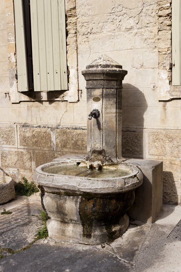 Alte Brunnen in Provence stockfoto. Bild von brunnen, alte - 1947686