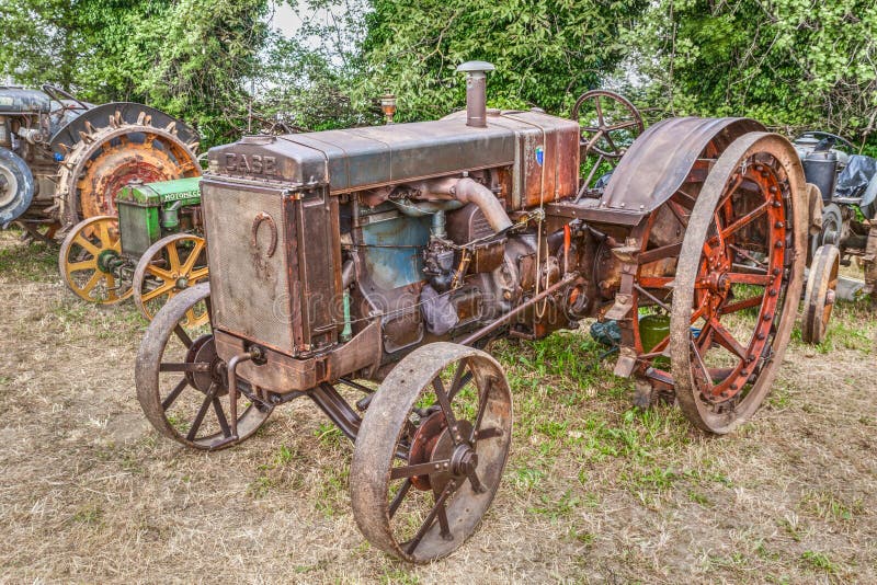 Alter Traktor redaktionelles stockfoto. Bild von bauernhof - 16681188