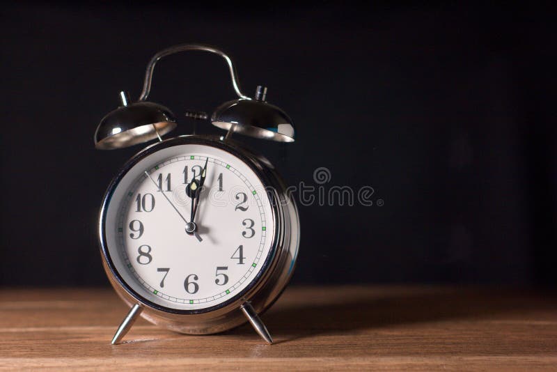 Alter Antiker Analoger Wecker Auf Einem Tisch Stockfoto - Bild von ...