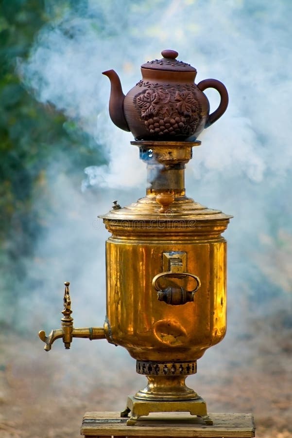 Alter Antiker Samowar in Der Natur Stockbild - Bild von messing ...