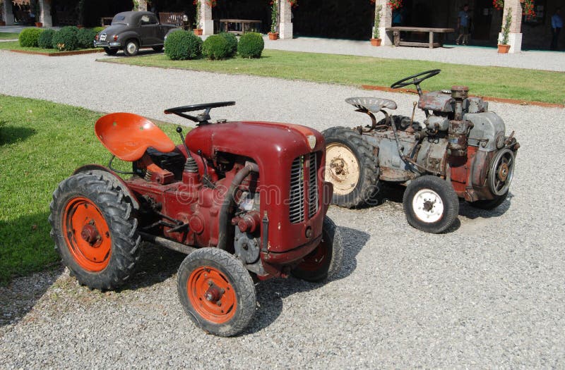 Alter Traktor redaktionelles stockfoto. Bild von bauernhof - 16681188