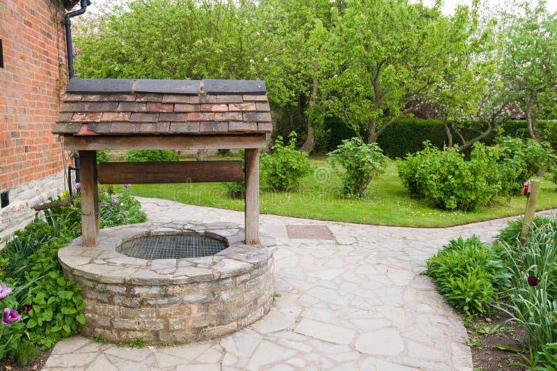 Alter bricked Brunnen stockfoto. Bild von seilrolle, gras - 31657362