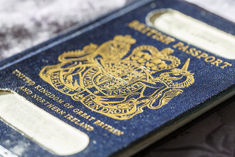 Britischer Pass Und Eurobanknoten Stockbild - Bild von tourismus, visum ...