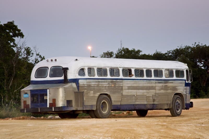 Alter amerikanischer Bus stockbild. Bild von service - 38009763