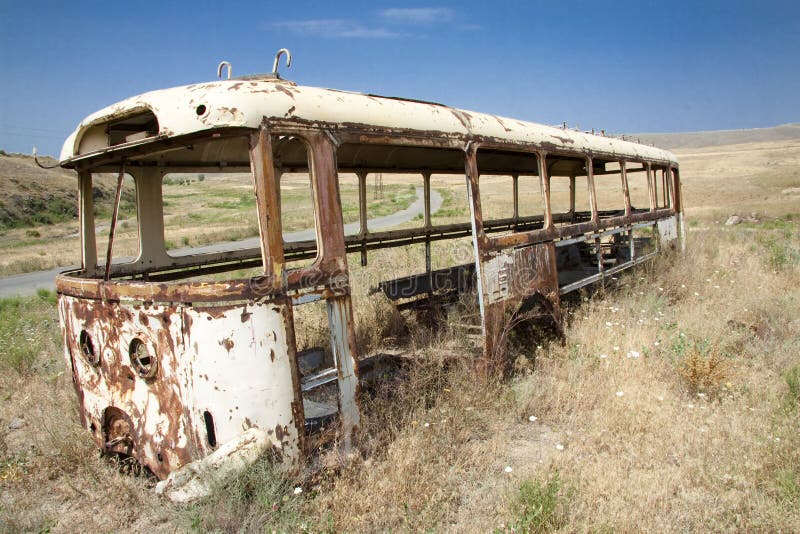 Alter Bus auf der Wiese stockbild. Bild von armenien - 10630627