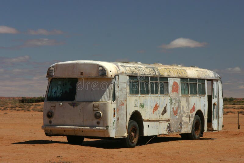 Alter Bus in der Wüste stockbild. Bild von australien - 7703223