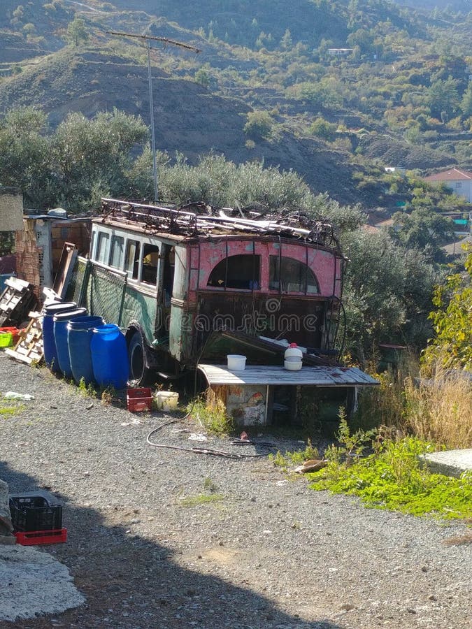 Alter Bus Des Dorfs in Den Bergen Stockfoto - Bild von berge, dorf ...