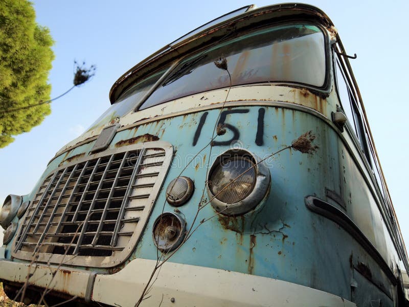 Alter Bus in Einem Scrapyard Stockbild - Bild von karosserie ...