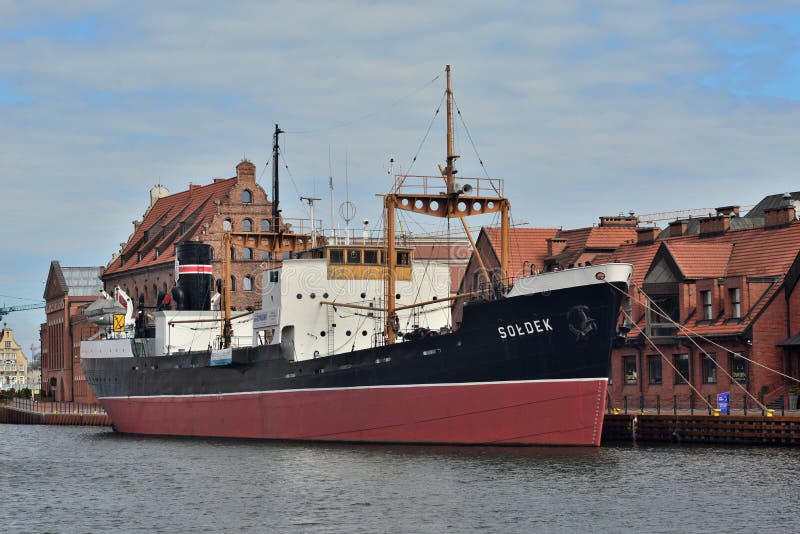 Alter Dampfer in Einem Hafen Redaktionelles Stockfoto - Bild von ...
