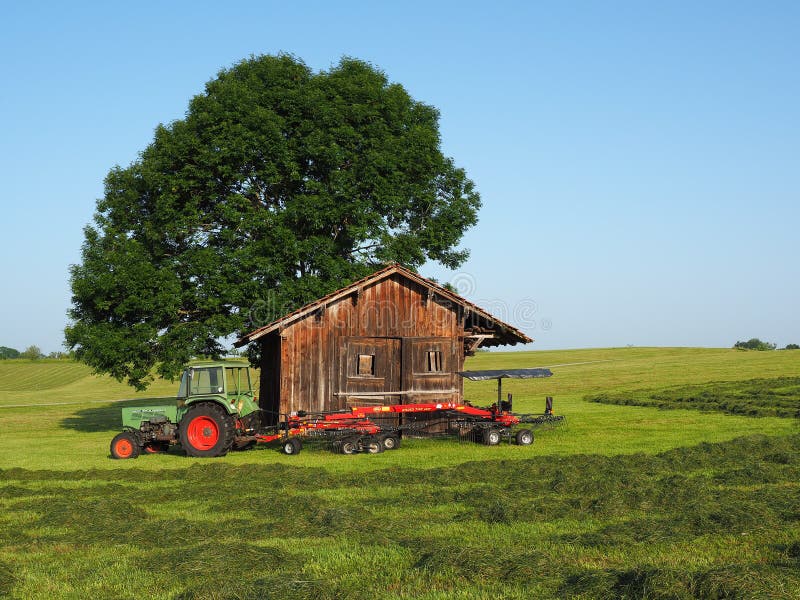 Alter Fendt-Traktor Mit Geschlepptem Drehheuwender Heuen Sie Bereites ... Alter Fendt-Traktor Mit Geschlepptem Drehheuwender Heuen Sie Bereites ...