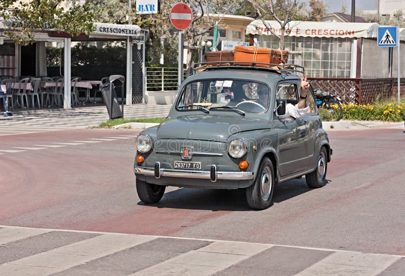 Alter Fiat 600 redaktionelles stockfoto. Bild von grau - 25526048