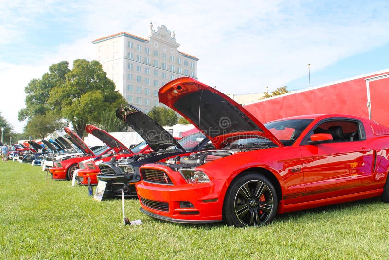 Alter Ford Cars redaktionelles stockfotografie. Bild von konserviert ...