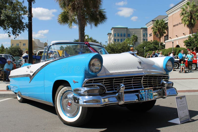Alter Ford Fairlane Car an Der Autoshow Redaktionelles Stockfotografie ...