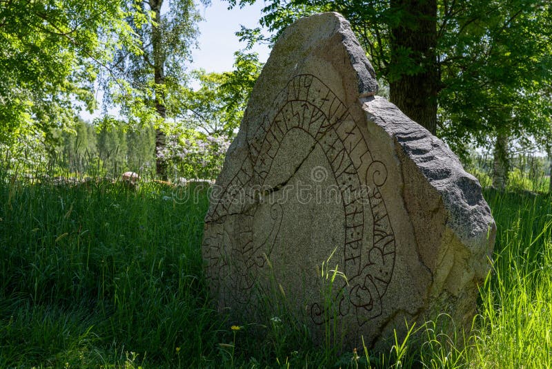 Alter Und Gebrochener Runenstein Mit Sommerhintergrund Stockfoto - Bild ...
