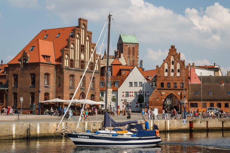 Alter Hafen Der Hanseatic Stadt Wismar Redaktionelles Stockbild - Bild ...