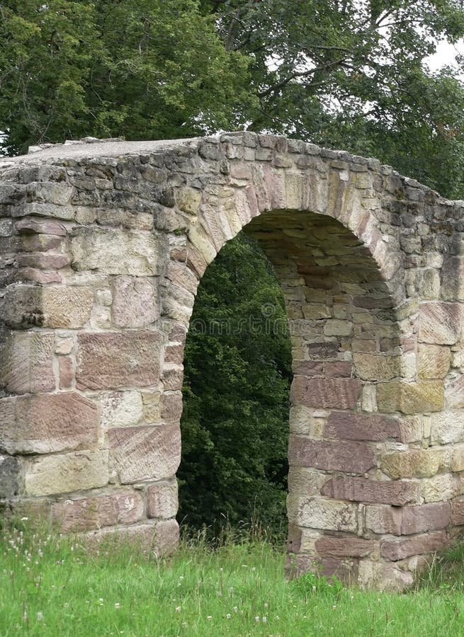 Alter Historischer Torbogen Stockfoto - Bild von merkmal, gras: 33091574