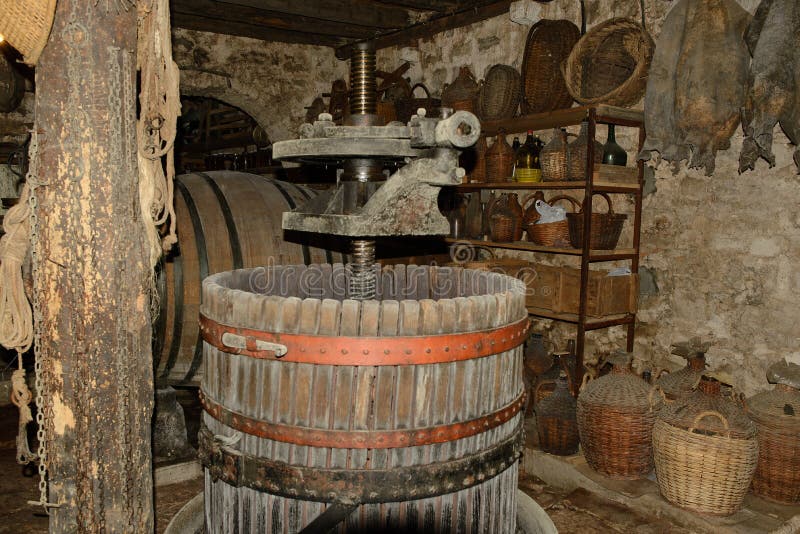 Alter Keller stockfoto. Bild von käse, presse, keller - 87355770