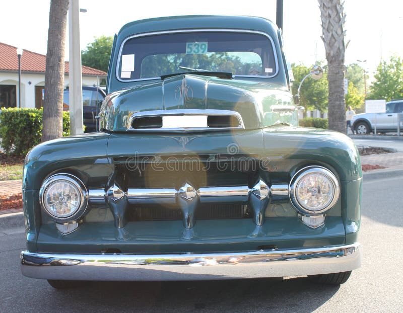 Alter Ford Truck F100 stockfoto. Bild von geschäft, befahrbar - 34409202