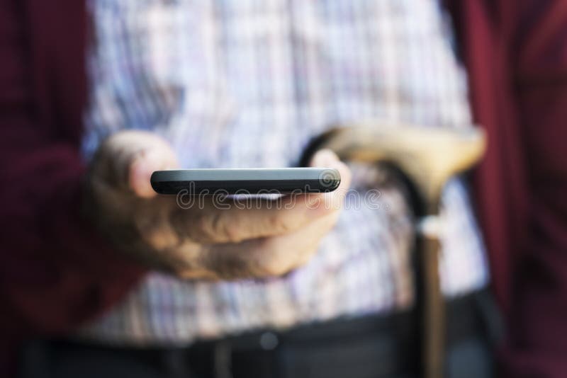 Alter Mann, Der Einen Smartphone Verwendet Stockfoto - Bild von ...