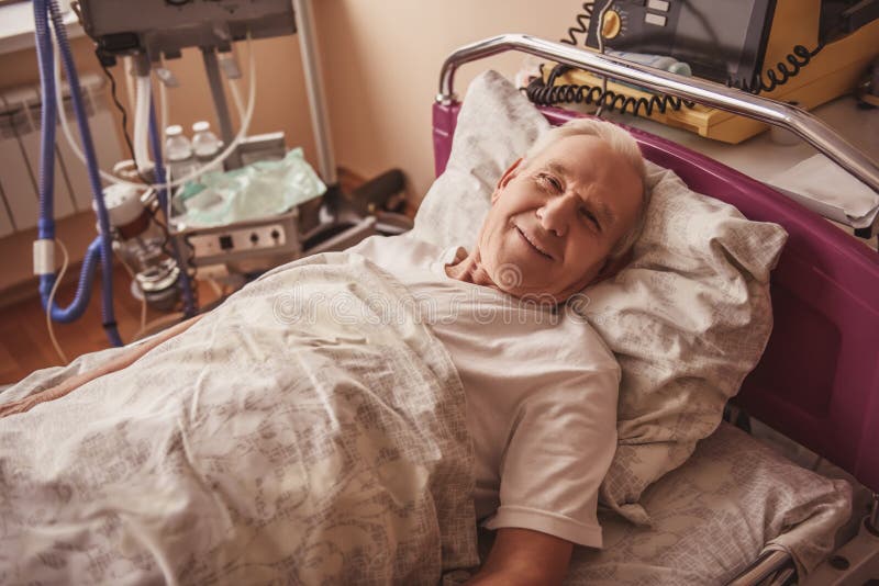 Alter Mann im Krankenhaus stockfoto. Bild von bett, obacht - 118048818