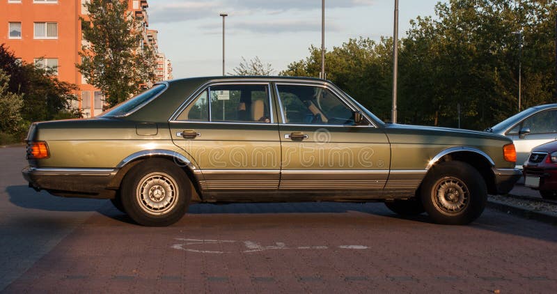 Alter MERCEDES-BENZ 500 1980 Redaktionelles Stockfotografie - Bild von ...